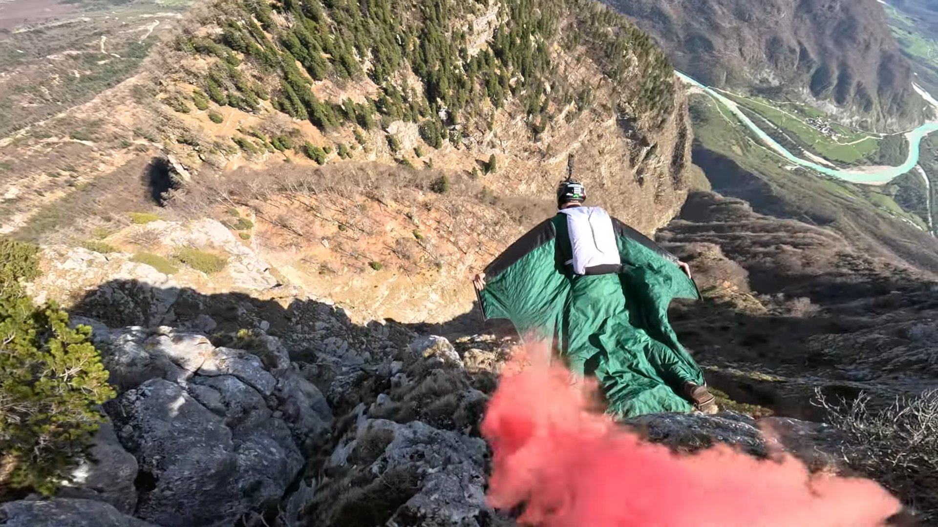 Man jumps from a cliff - then the strange red smoke appears