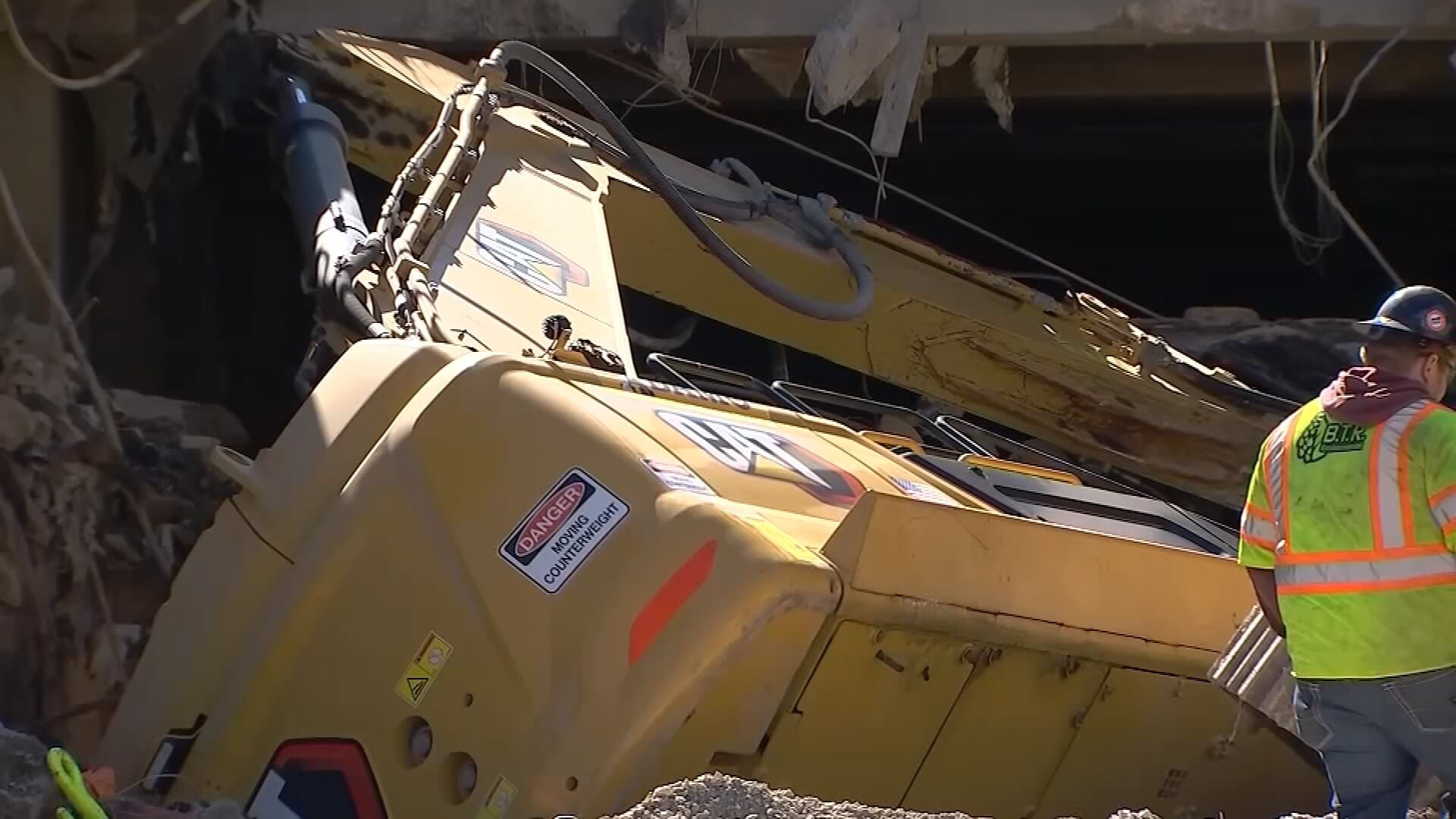 Efforts to remove tipped over excavator begin at Courthouse Square ...