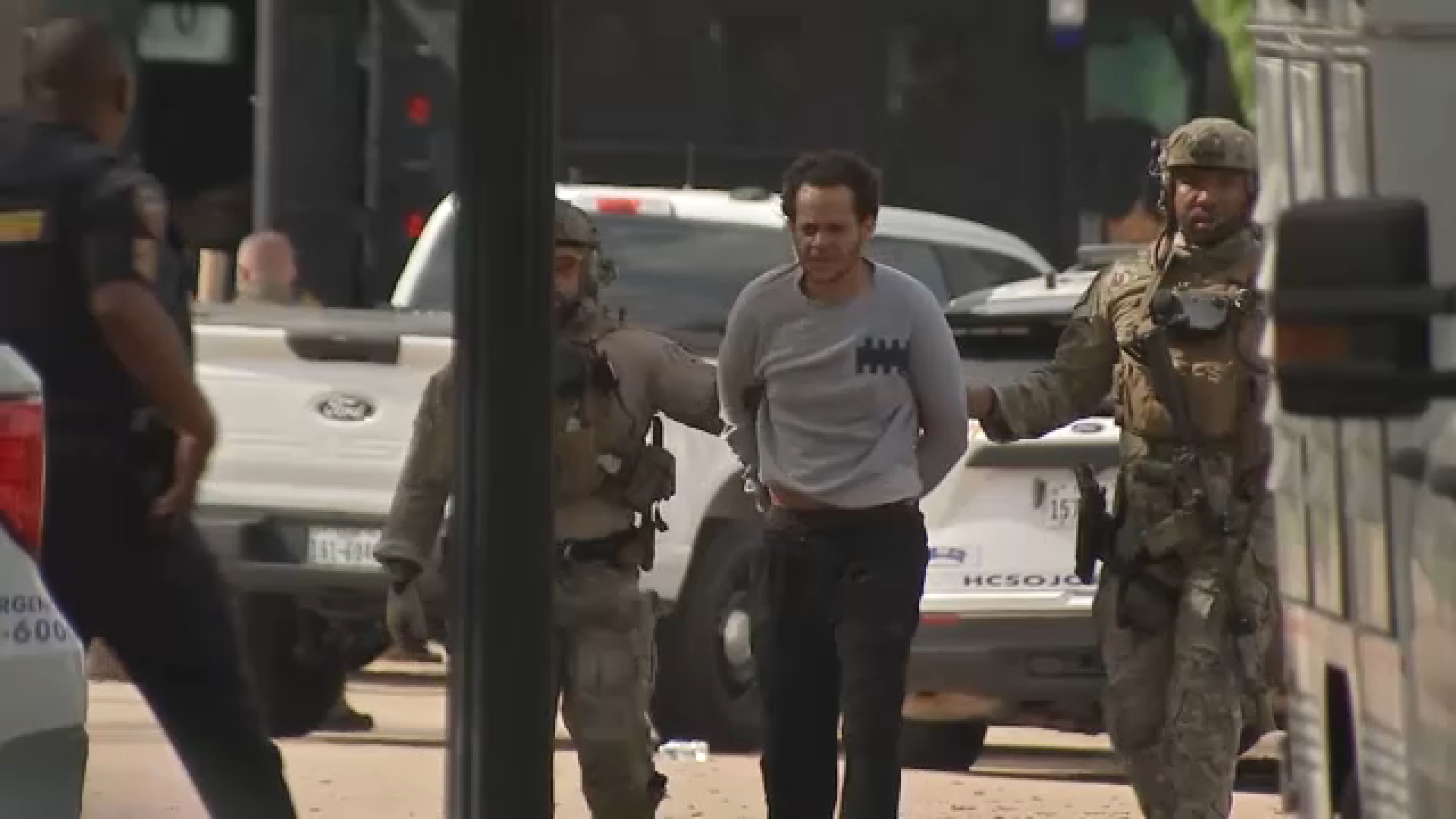 Suspect surrenders after hourslong SWAT standoff outside west Harris ...