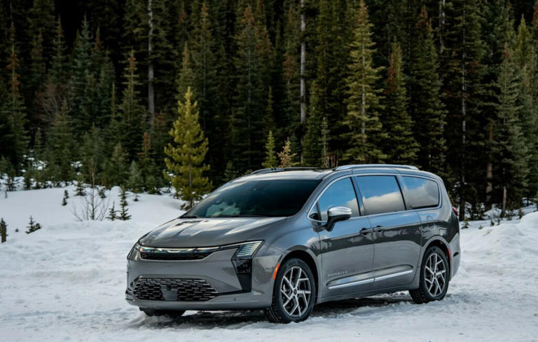 Chrysler just priced the 2027 Pacifica facelift, and buyers might like ...
