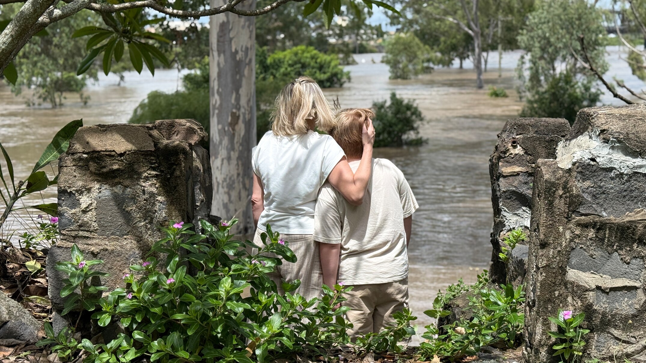 Bundaberg residents evacuate homes as major flooding nears its peak