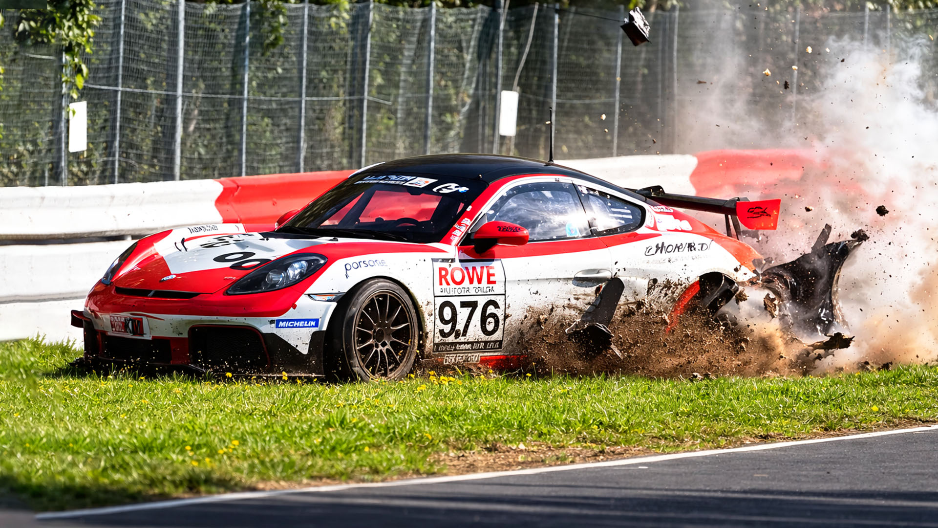 Spannend duel op Nürburgring eindigt in crash voor Porsche GT4