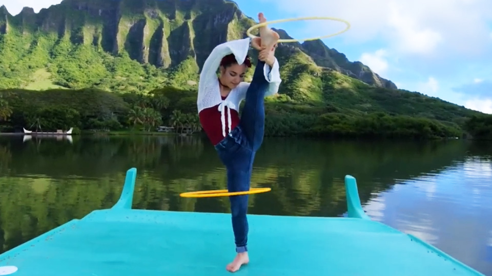 Queen of the rings: Spectaculaire hula hoop act