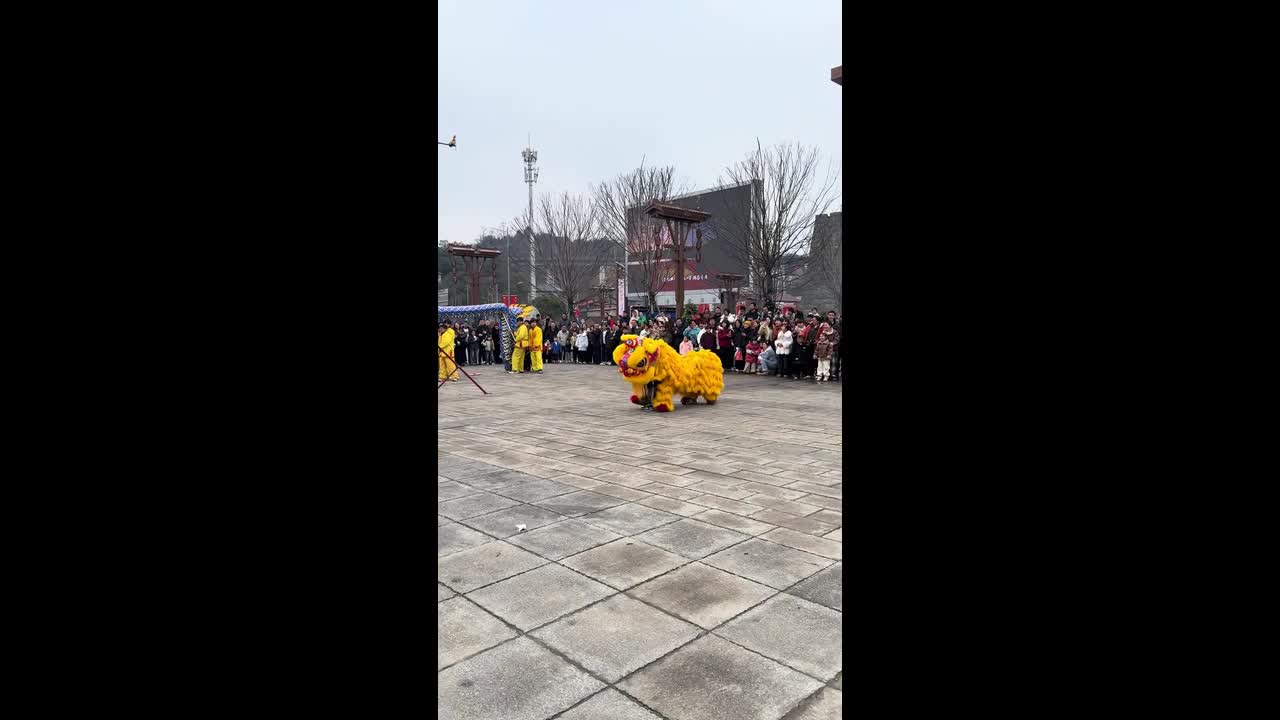 Child’s pants fall during lion dance performance in Jiangsu, China