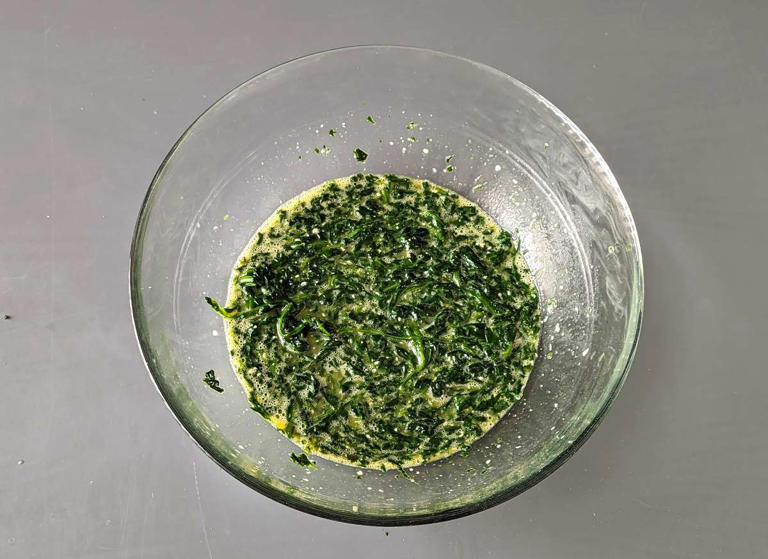 Spinach omelet, an easy and delicious vegetarian dish