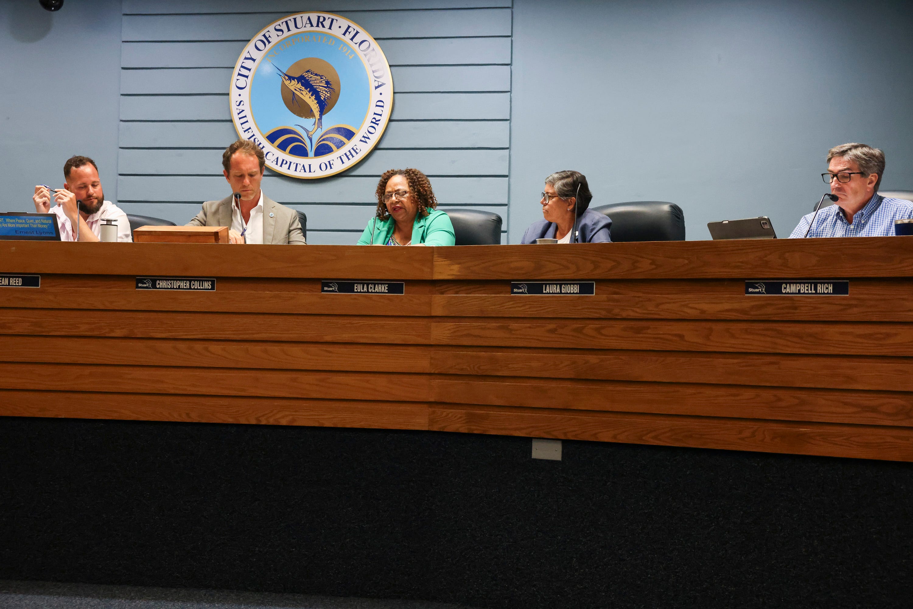 Split vote picks Navy veteran as next city manager of Florida city