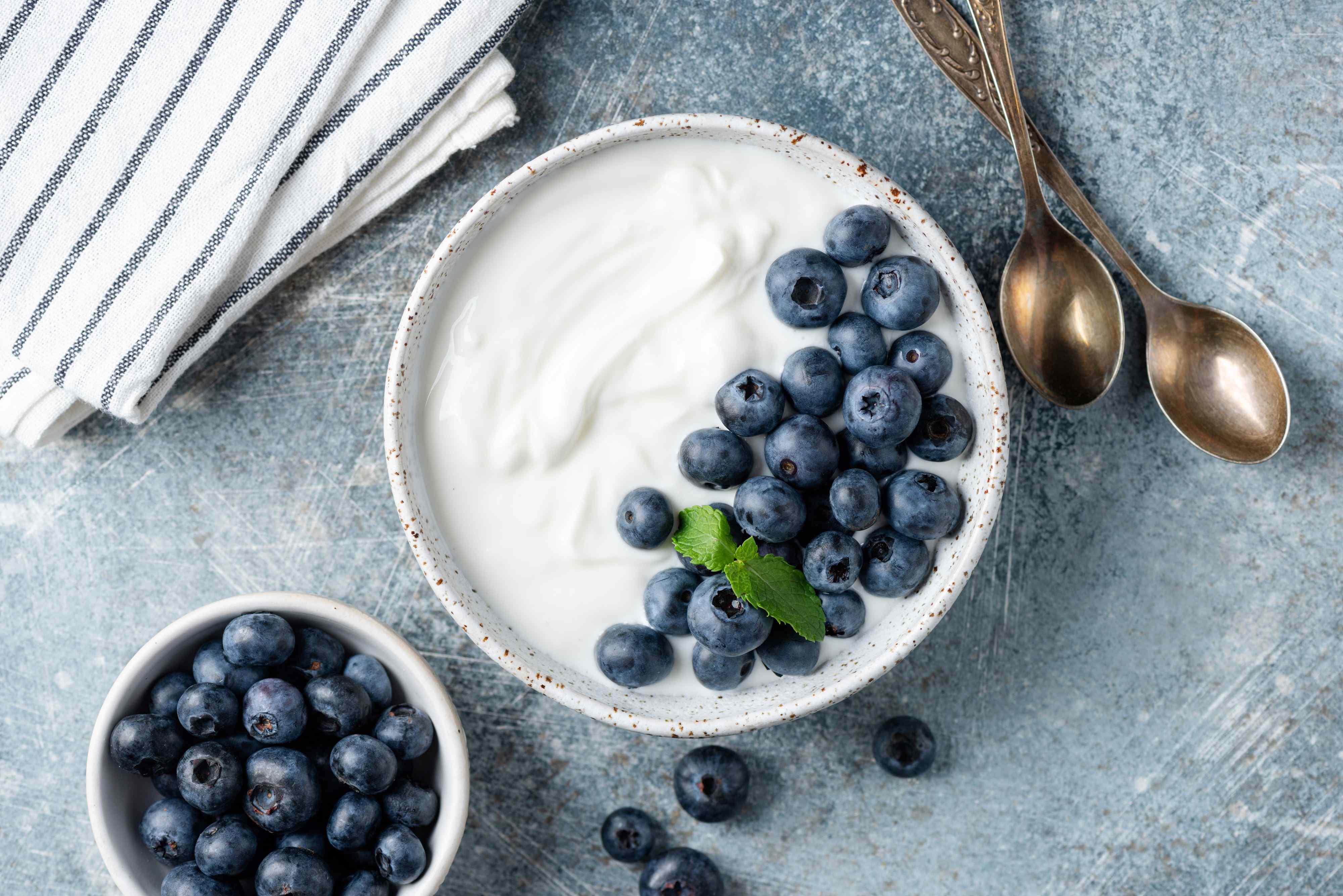 What happens to your blood sugar when you eat Greek yogurt and berries?