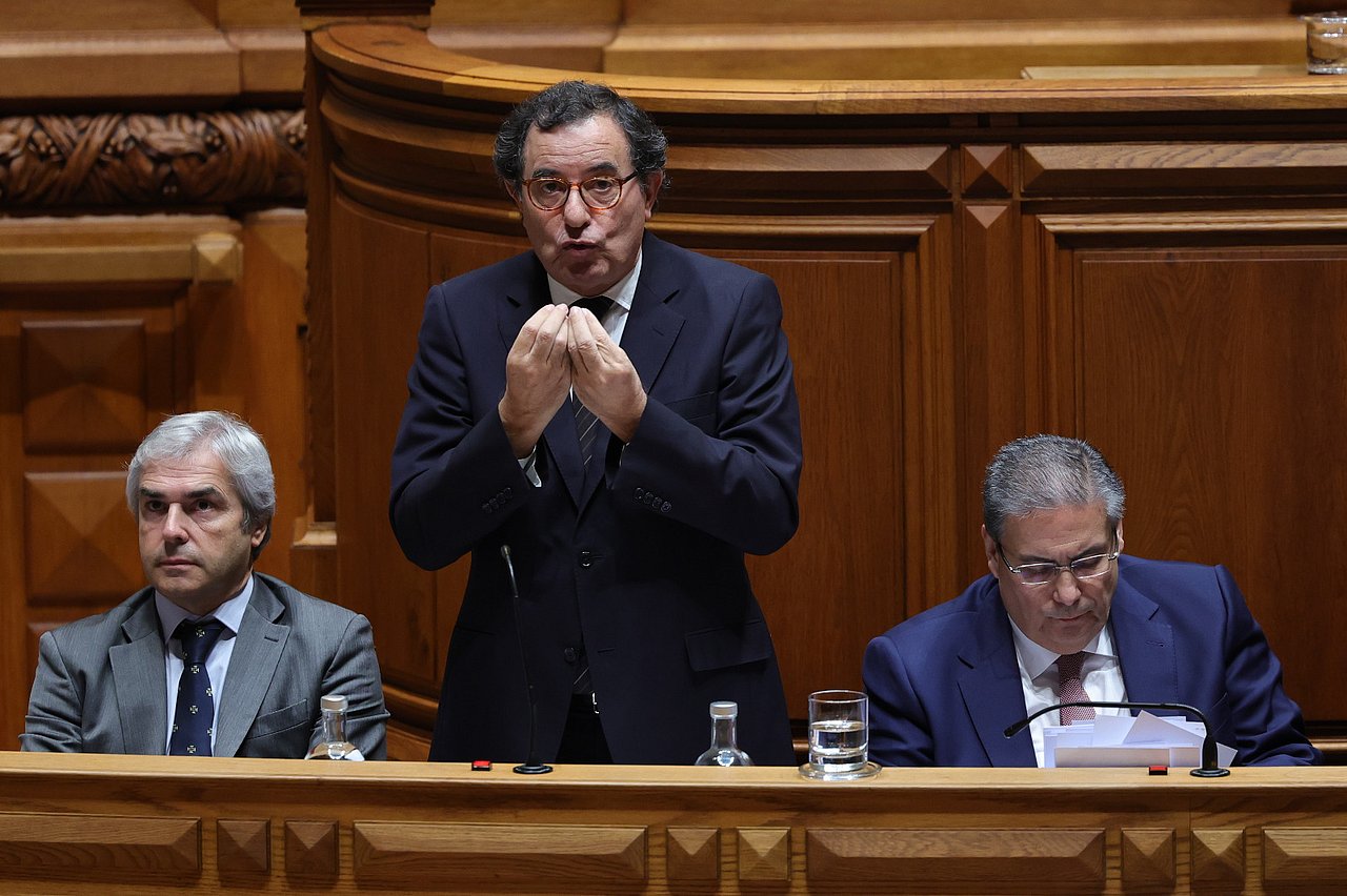 Castro Almeida responde ao PS: reprogramação do PRR é "moção de censura ...