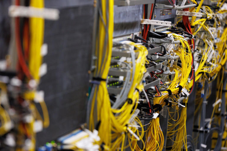 AT&T pledges to spend $250 billion in five years on network