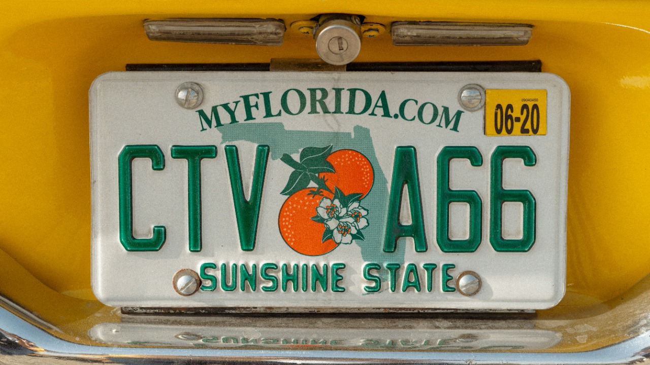 Lawsuit challenges Florida plate-frame ban after rental-car arrest