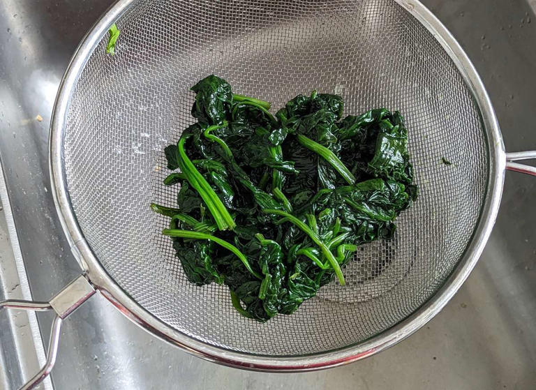 Spinach omelet, an easy and delicious vegetarian dish