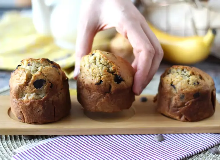 Muffins de banana e chocolate macios e irresistíveis para um lanche ...