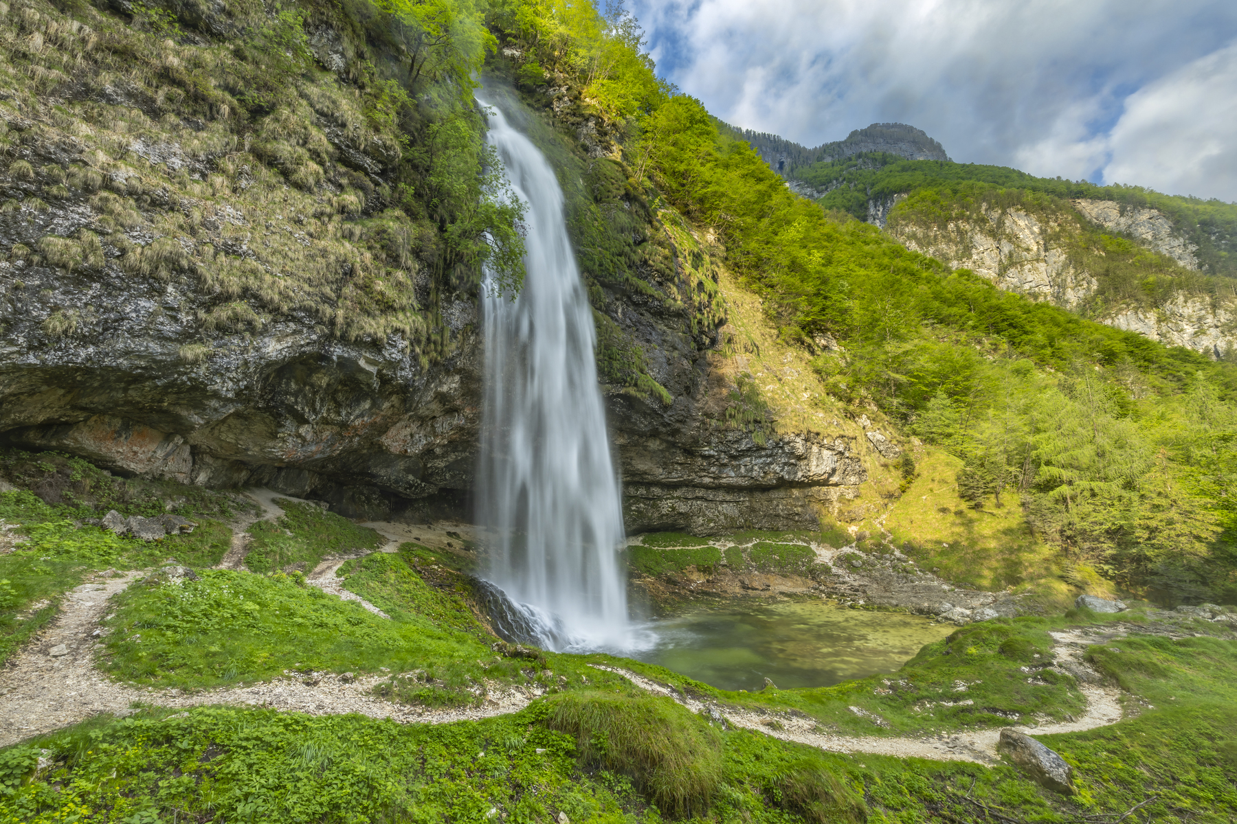 Streng geheim in Italien: Hinter dem Wasserfall hauste der Menschenfresser