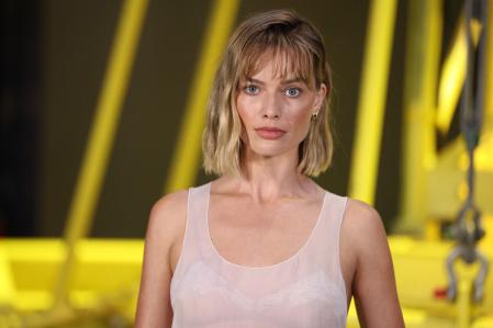 Margot Robbie impacta en París con un radical cambio de look
