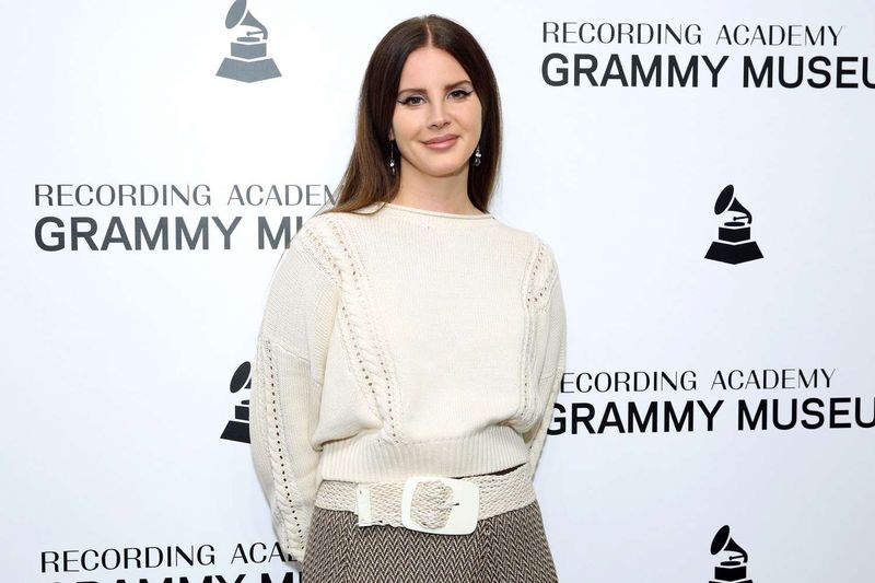 17 celebrities who didn’t grow up struggling financially