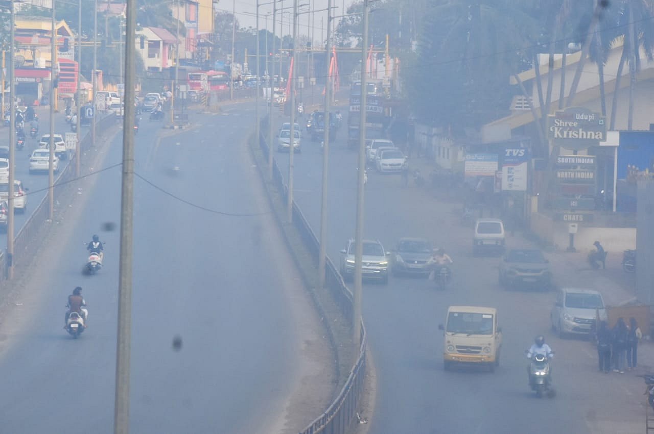 Smog from legacy waste fire chokes Karnataka's Dharwad for four days