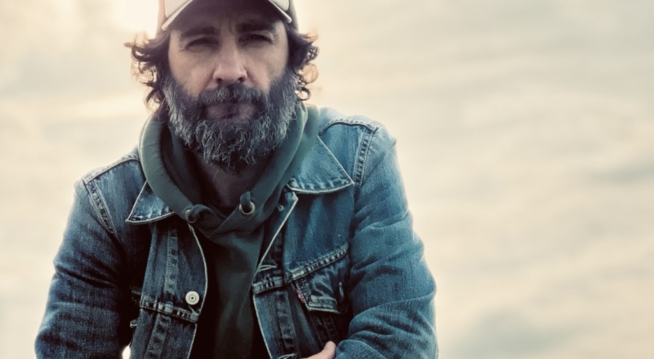 Emanuele Colandrea, il cantautore che sperimenta con le parole e le canzoni
