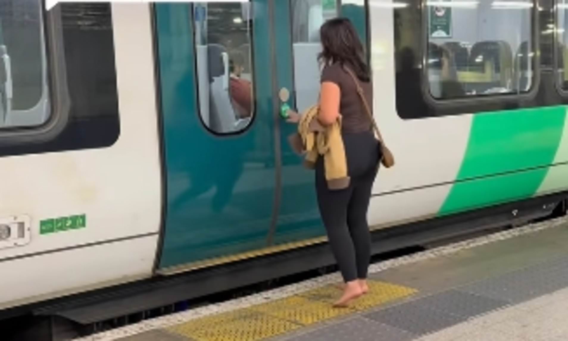 'Barefoot Brit' shows how she gets around London streets without ...