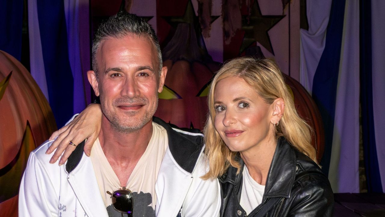 Freddie Prinze Jr. and Sarah Michelle Gellar put a dark spin on the ...