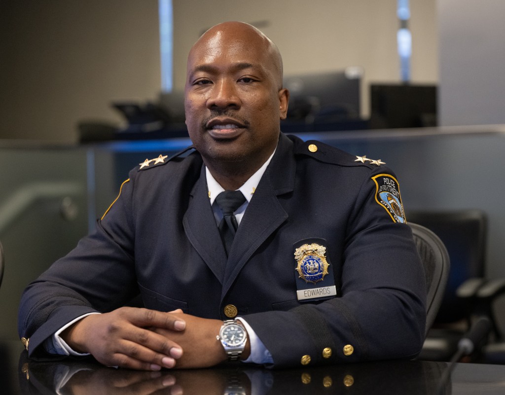 The internet can’t get enough of NYPD chief who bravely vaulted into ...
