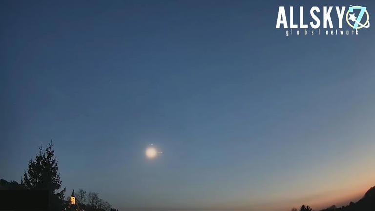 Falling meteorite smashes hole in roof of German house after ...