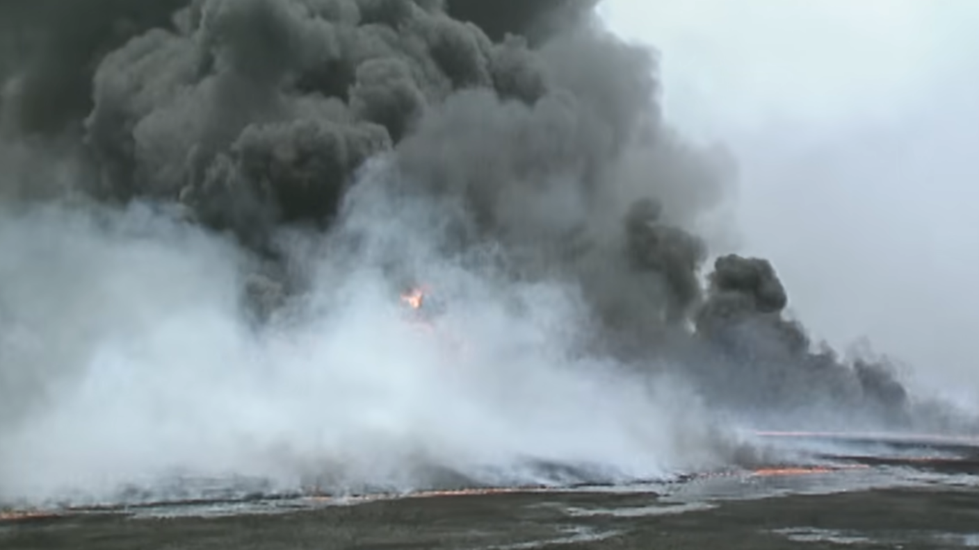Iraq blew up 700 oil wells - firefighters fought the flames for 8 months