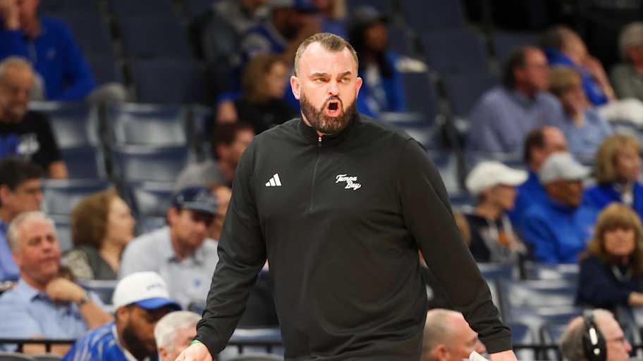 “I will find you”: USF coach Bryan Hodgson warns rivals over DMs to his ...