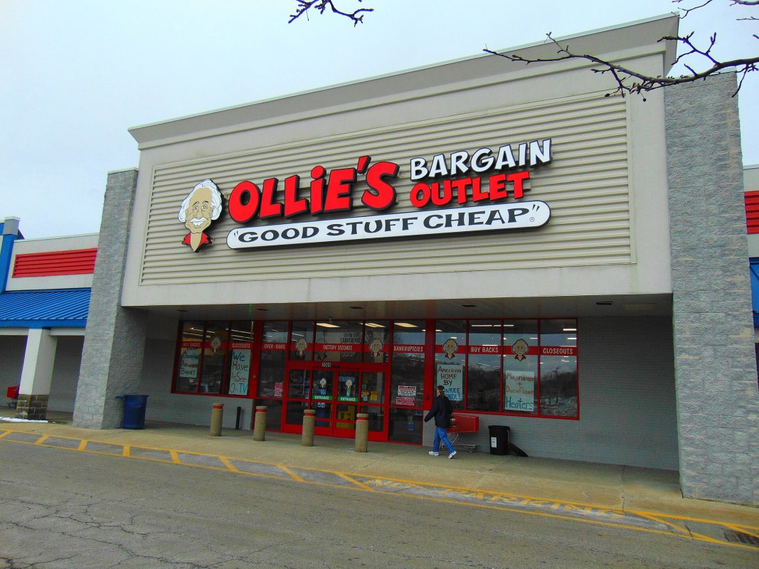 Bargain store chain Ollie's opens first Minnesota location