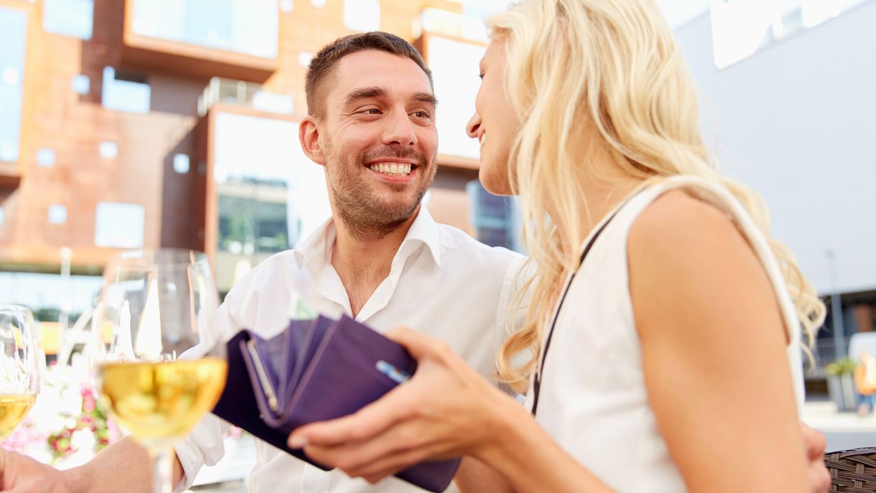 My friend invited us to dinner, then pushed the whole bill toward me ...