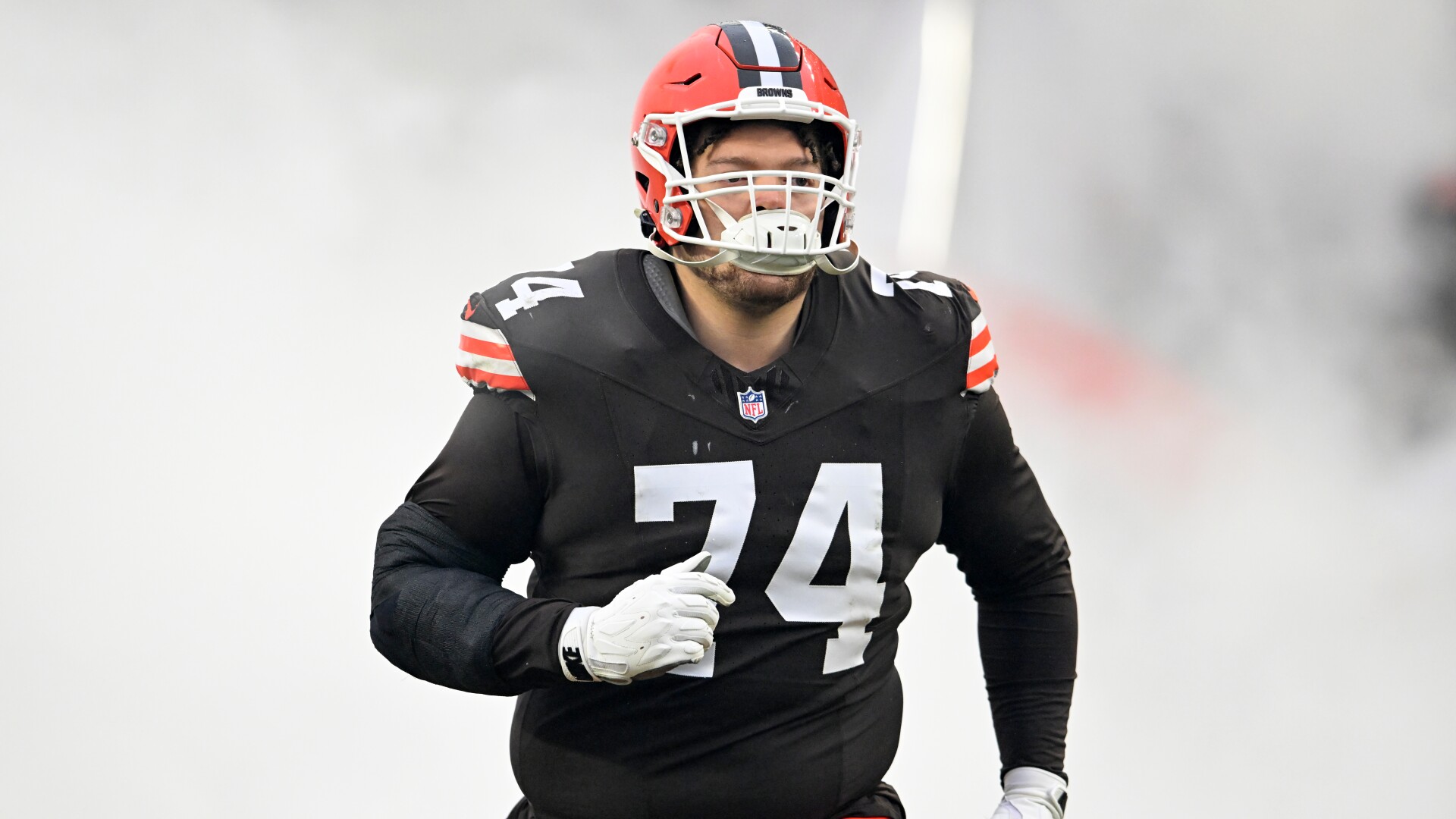 OL Teven Jenkins re-signs with the Browns