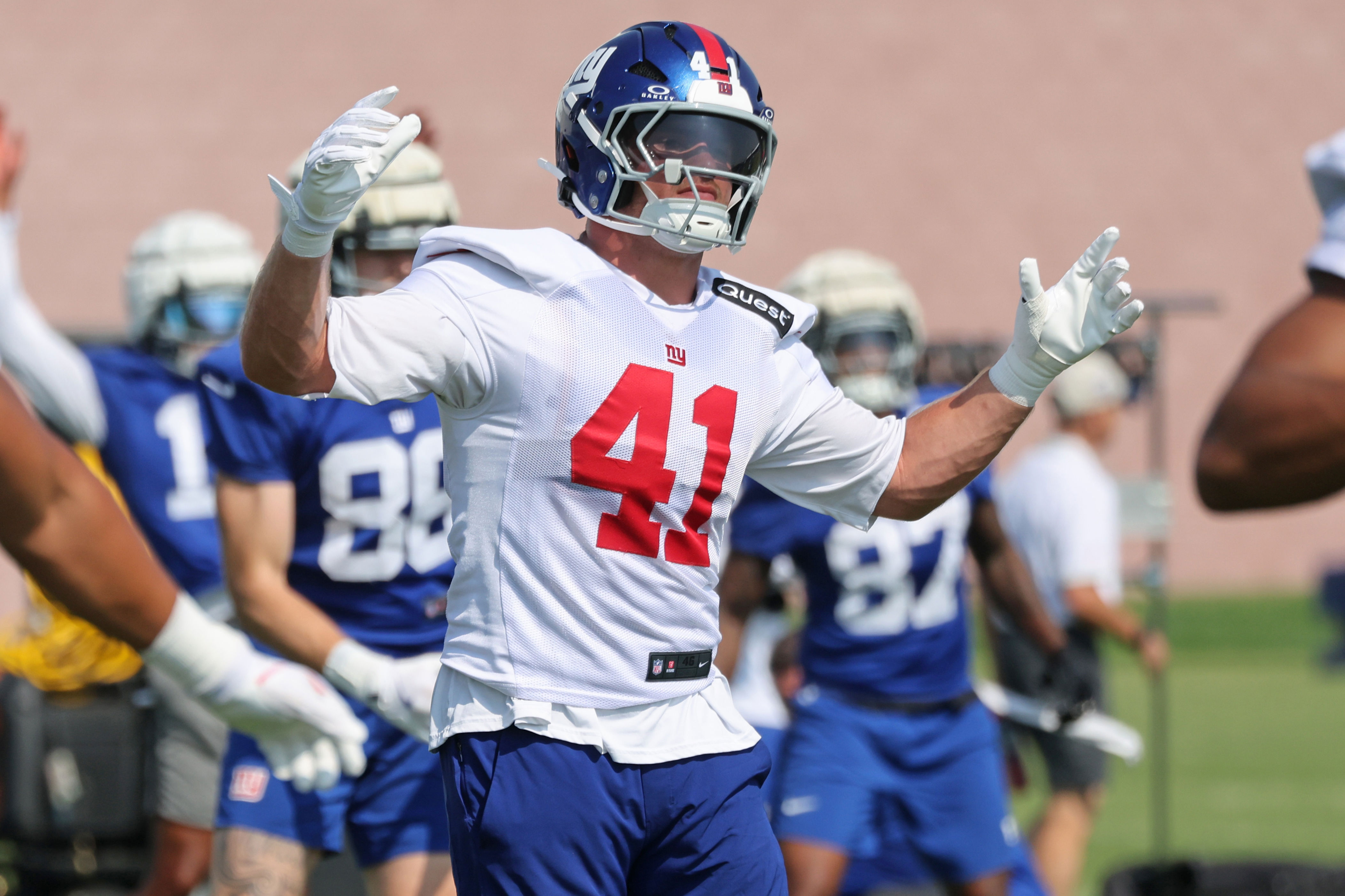 Giants re-sign Micah McFadden after lost injury season