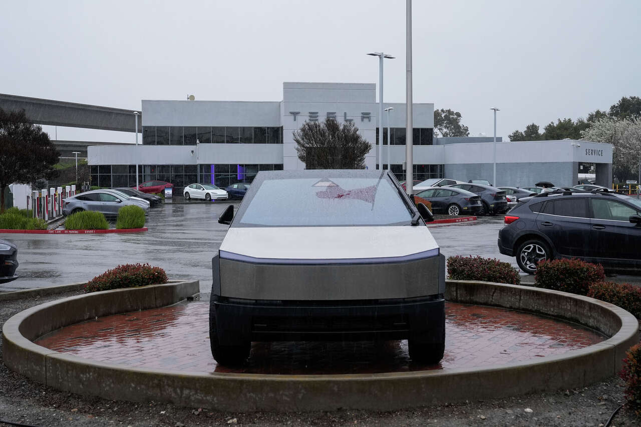 Houston woman sues Tesla for $1M after Cybertruck on autopilot crashes ...