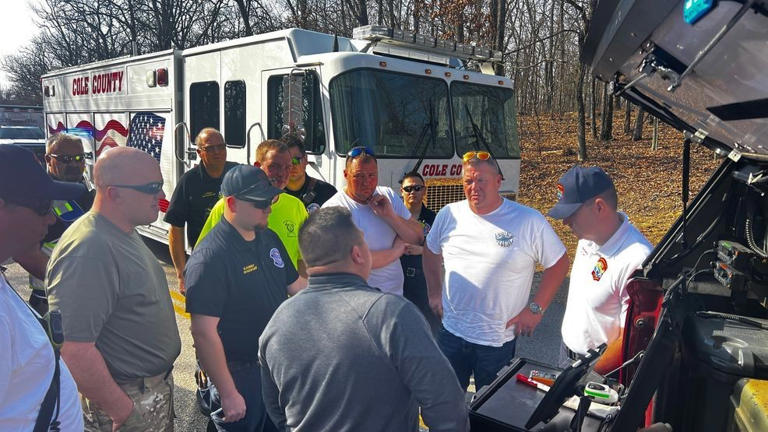 Leaking chlorine tank prompts hazmat response, road closure near ...