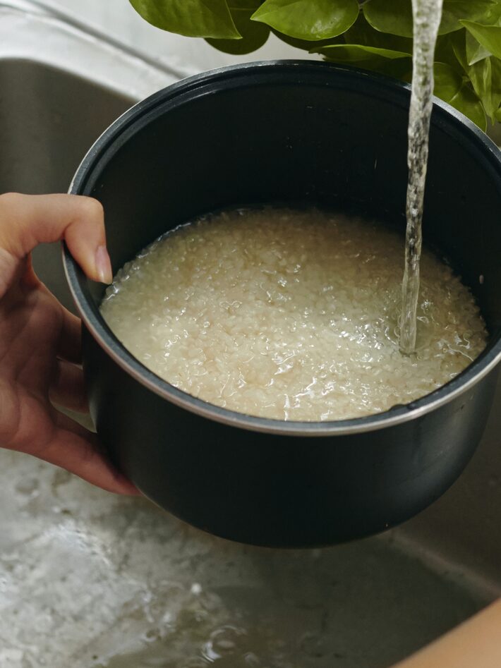 Lavar o arroz é realmente necessário? Especialistas respondem