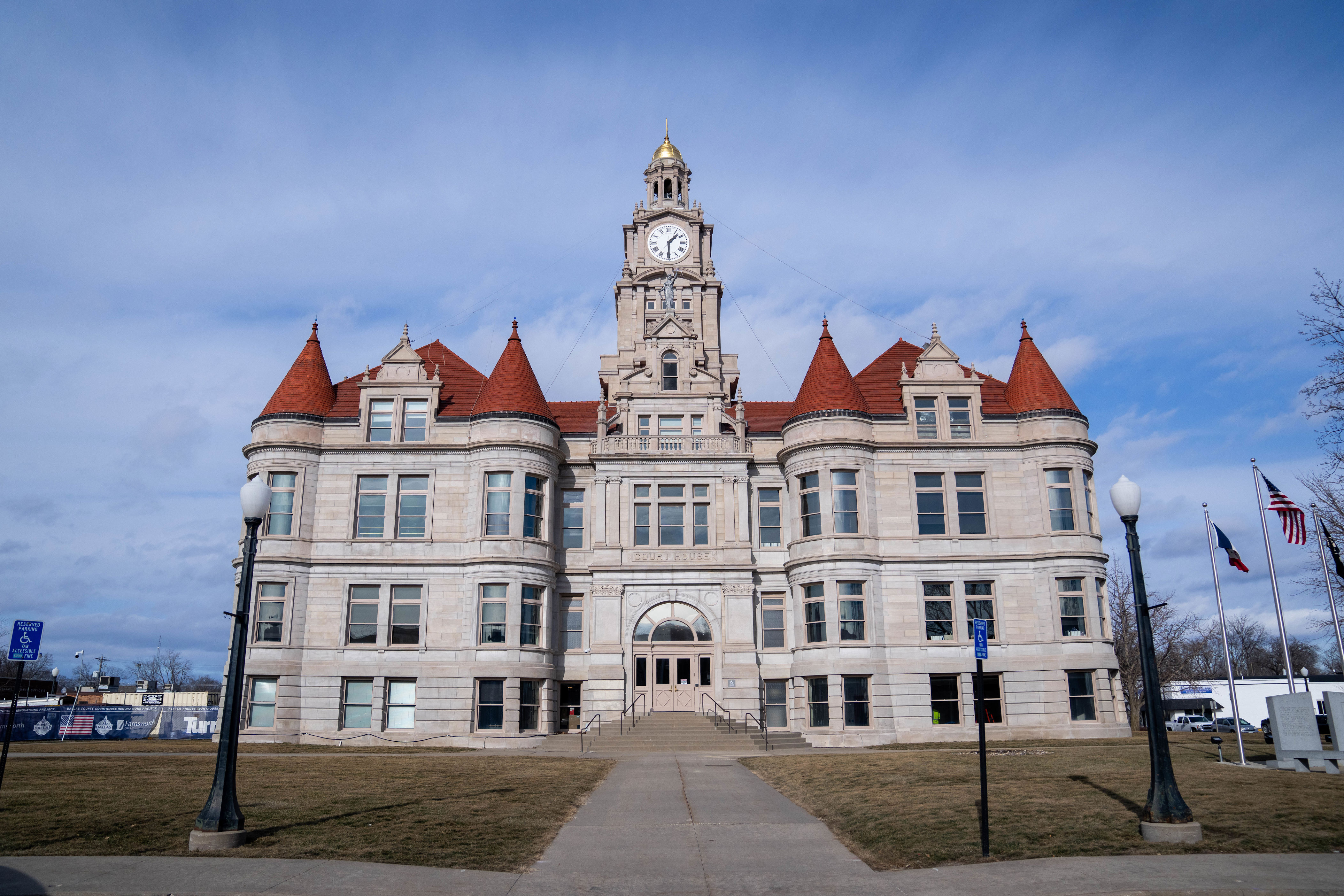Urbandale man charged in bomb threat against Dallas County Courthouse