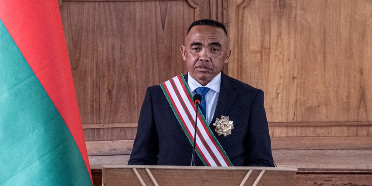 Madagascar : le colonel Randrianirina suspend le gouvernement et démet ...