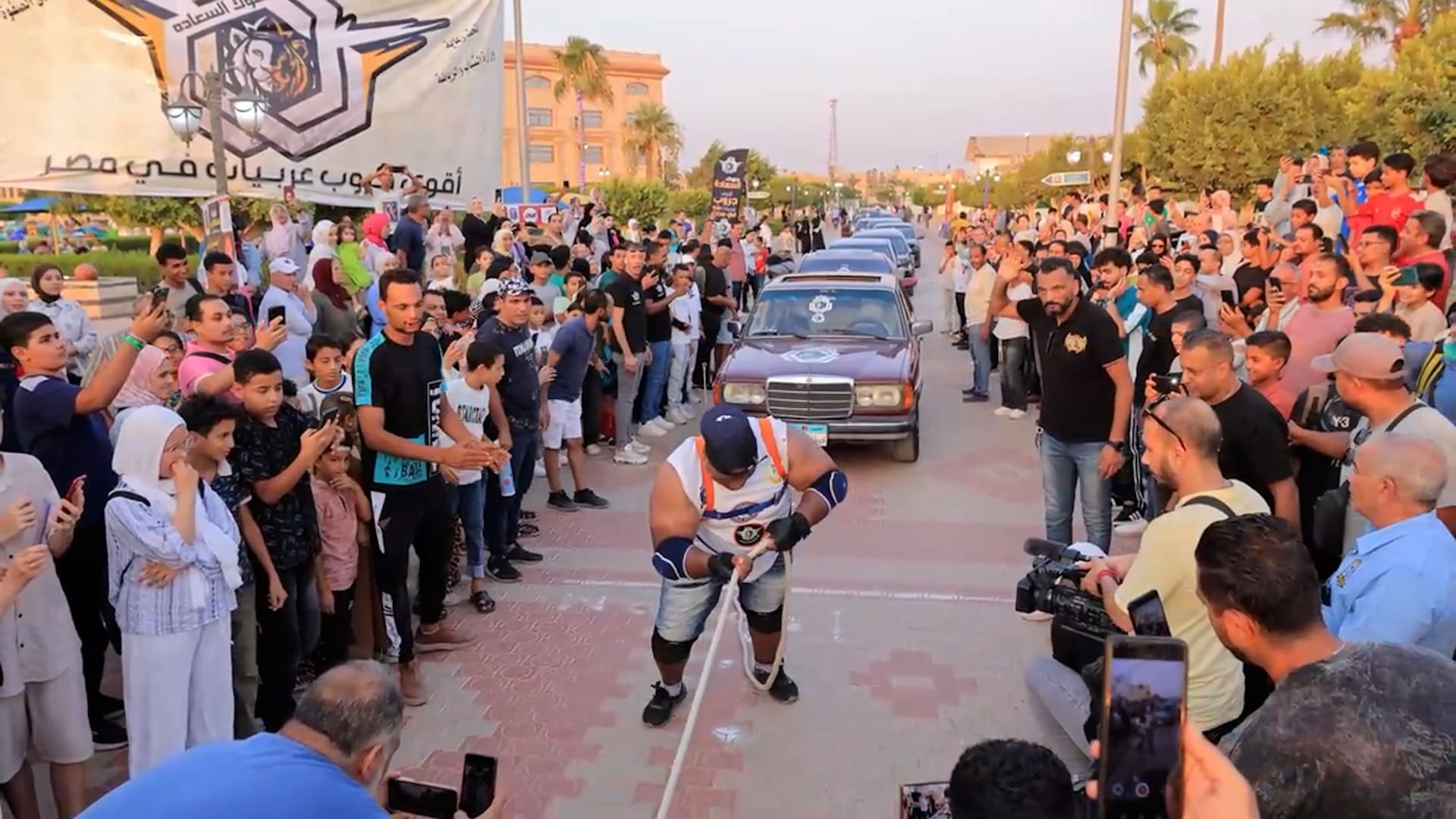 Man pulls 20 cars world record