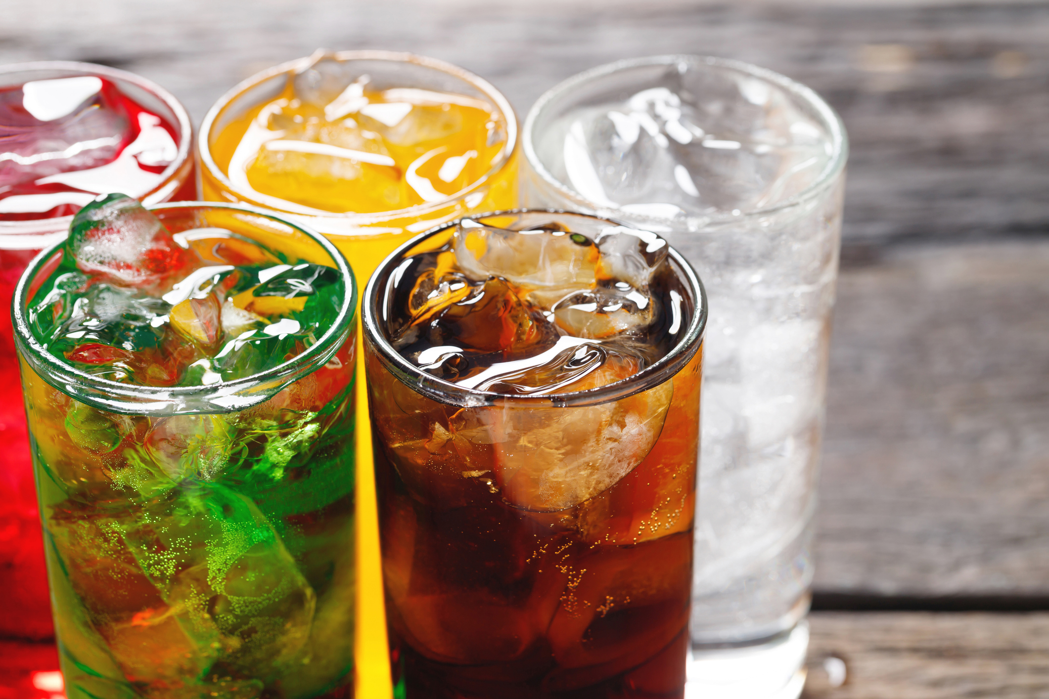 9 negatives of drinking soda (plus 4 healthier alternatives)