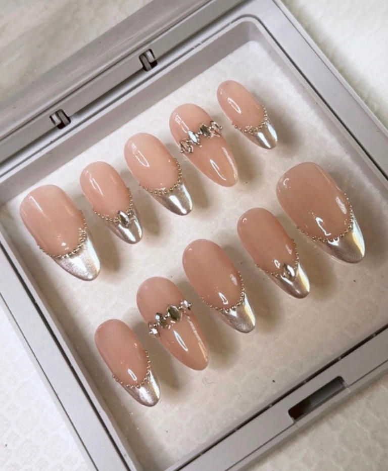 Jennifer Lopez's cat-eye French manicure has the most elegant details