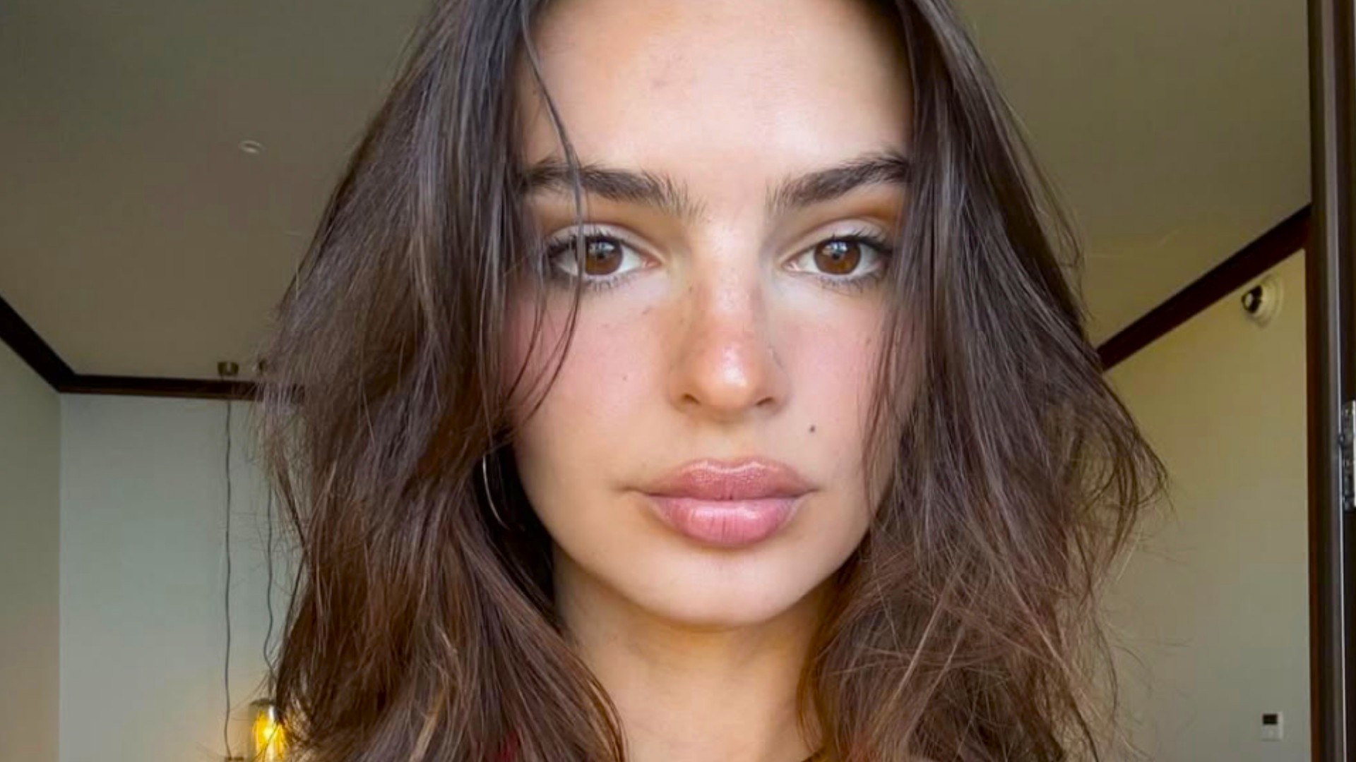 La modelo estadounidense Emily Ratajkowski opta por un look elegante ...