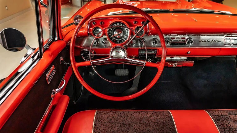 1957 Chevrolet Bel Air draws attention for the simple driving ...
