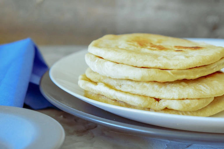 Prepara la tradicional arepa andina venezolana