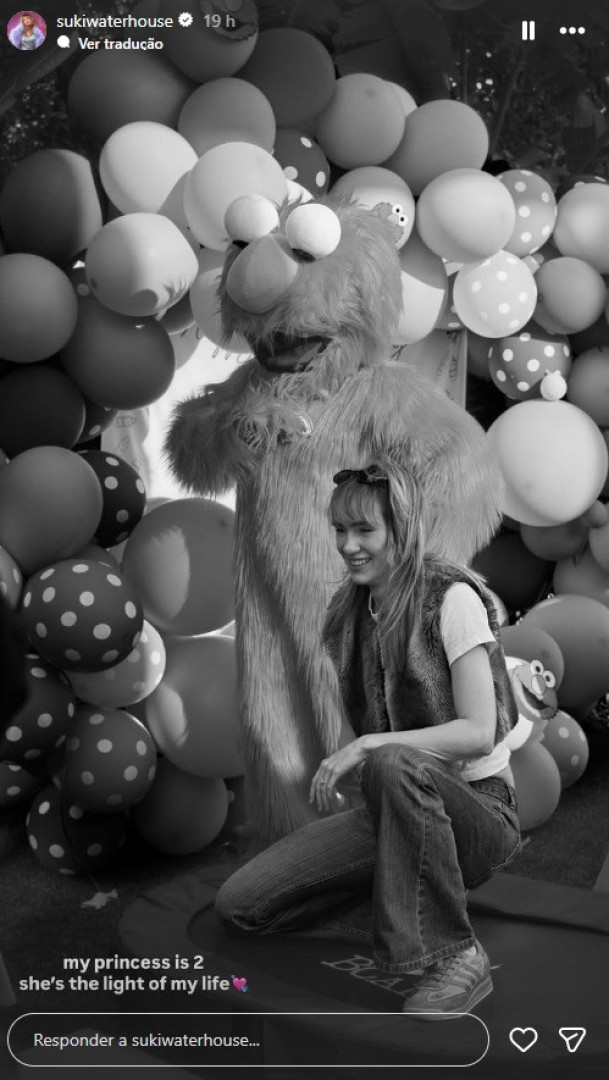 Filha de Suki Waterhouse e Robert Pattinson faz 2 anos. A imagem da festa