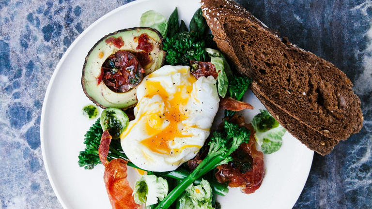 Why some people feel better when they eat breakfast & others don't