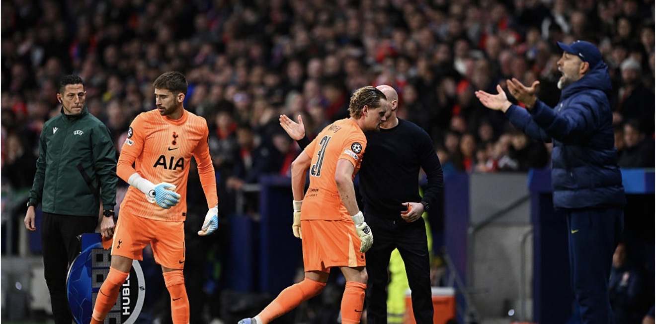 Tottenham Substitute Goalkeeper Antonín Kinsky After 17 Minutes in ...