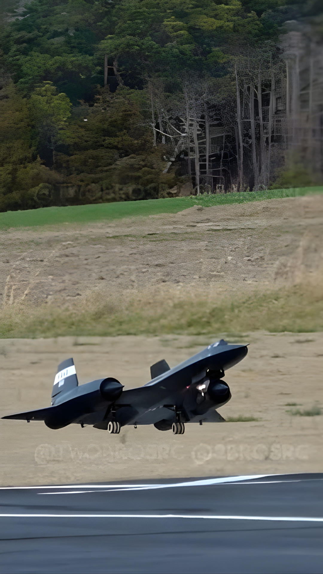 Aviation fans: SR-71 Blackbird landing footage