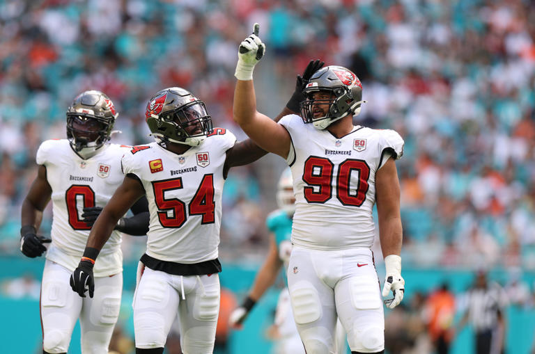Texans to sign DE Logan Hall