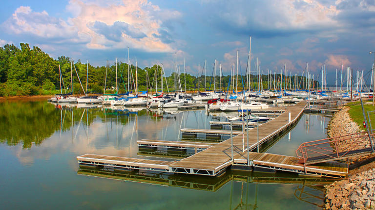 Illinois' largest inland lake is renowned for fishing and surrounded by ...