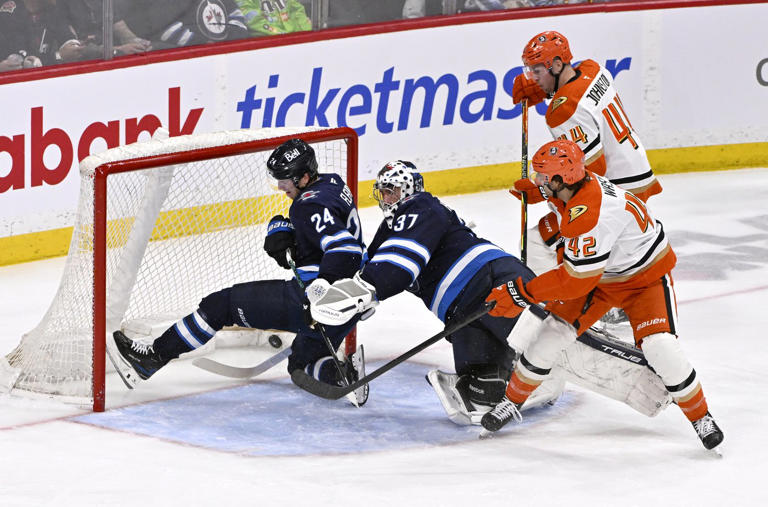 Ducks' second-period outburst helps to sink Jets 4-1