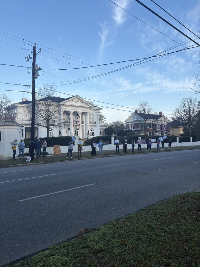 Protestors urge Gov. Ivey to halt execution of man who didn’t pull ...